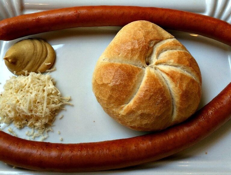 How To Bite 28x Into Different Austrian Food (And Like It)
